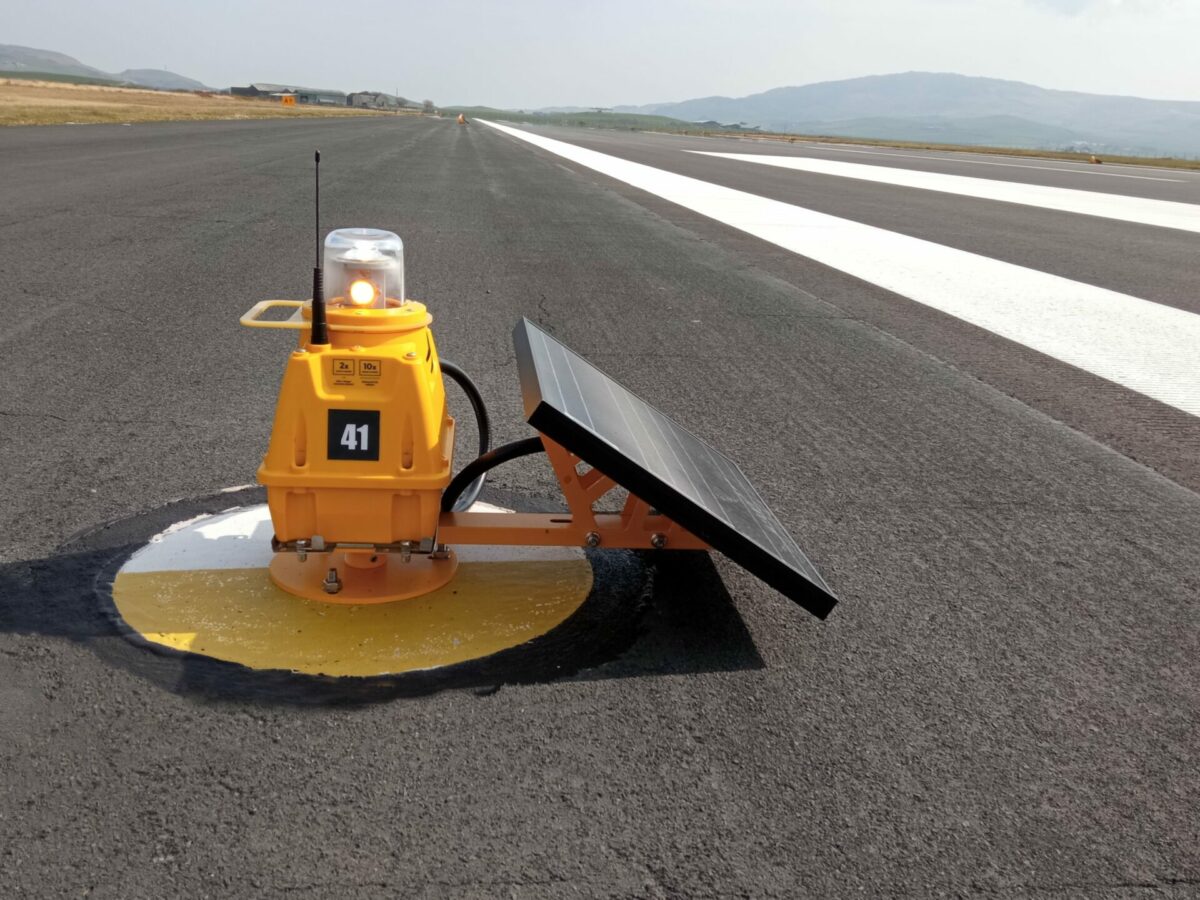 Medium Intensity Solar Runway Edge Light - White/White - S4GA