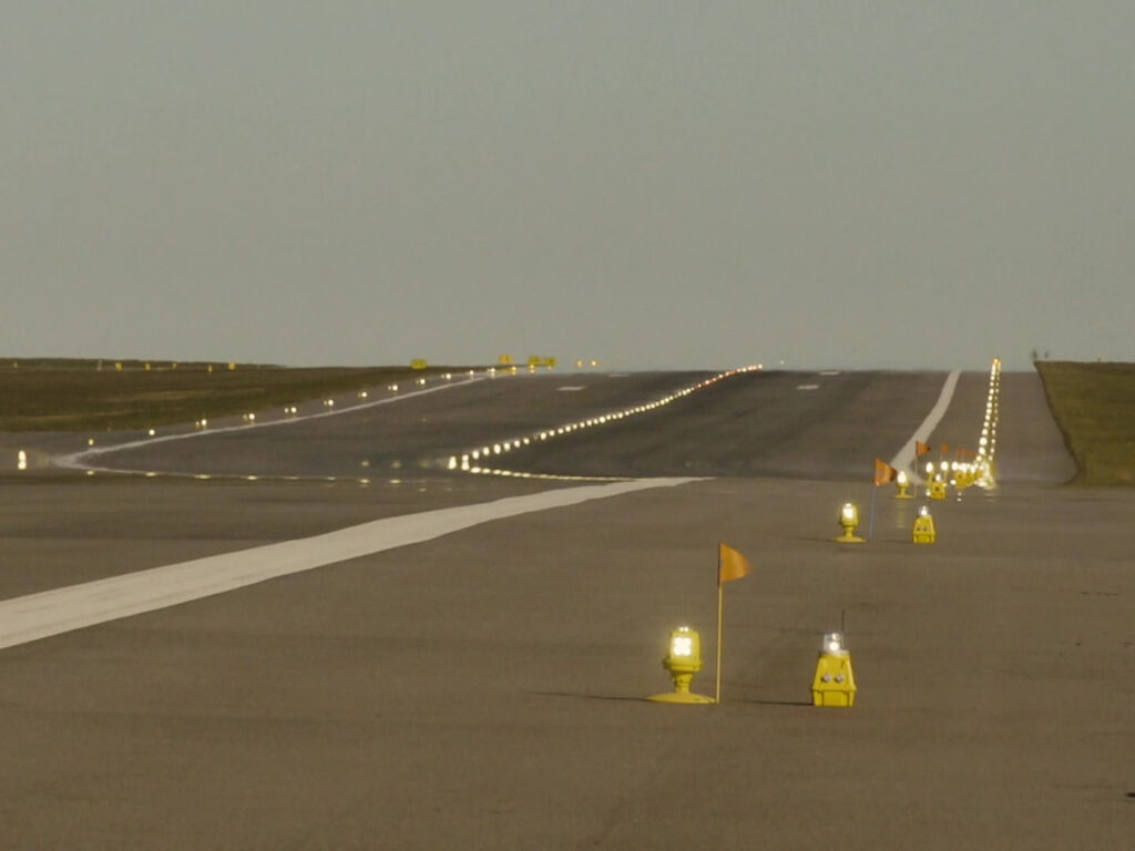 Medium Intensity Portable Runway Edge Light - White/White - S4GA