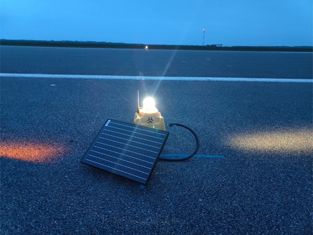 SP-401SM Medium Intensity Solar Runway Edge Light - White/Yellow - S4GA