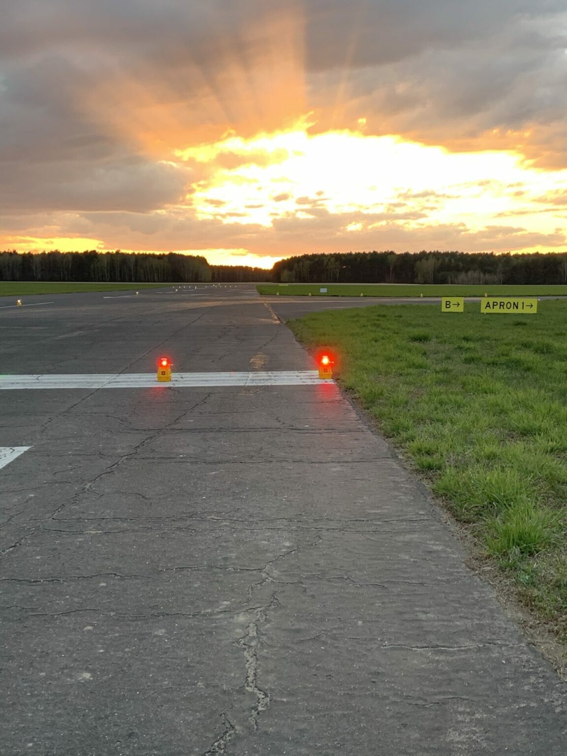 Medium Intensity Portable Runway End Light - S4GA