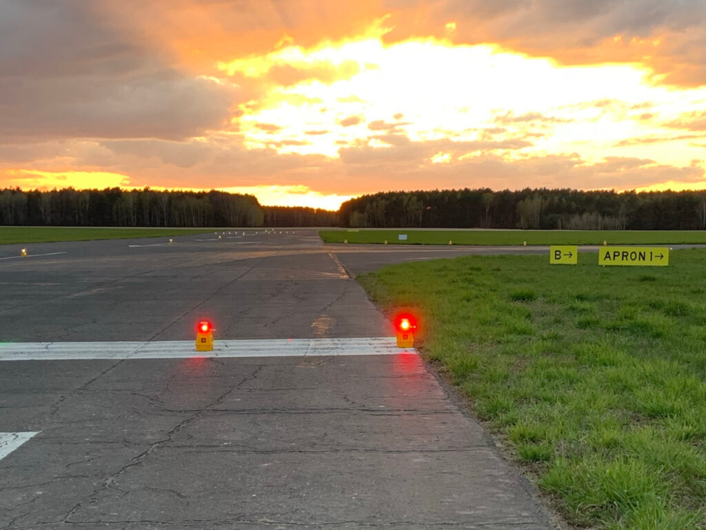 Medium Intensity Portable Runway End Light - S4GA