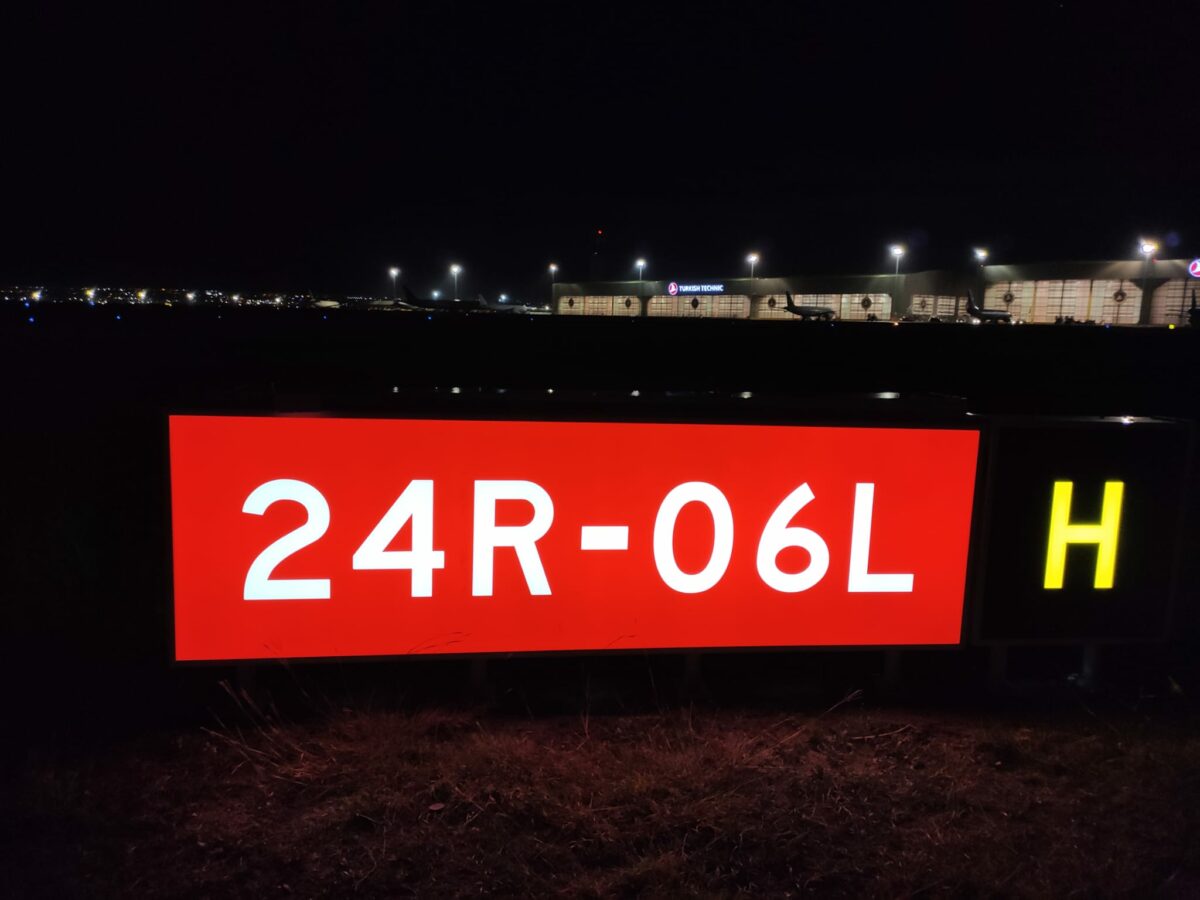 Illuminated Airport Guidance Sign: Large - S4GA