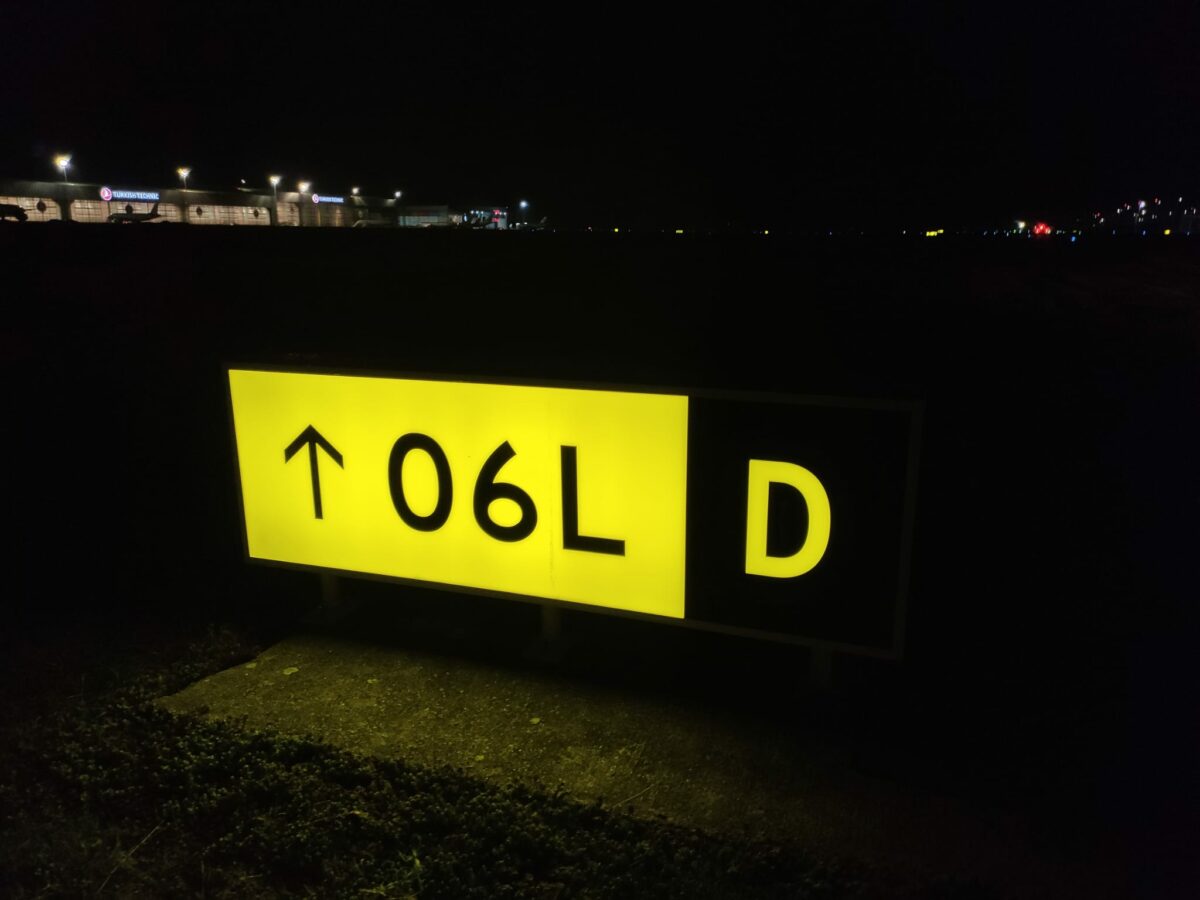 Illuminated Airport Guidance Sign: Large - S4GA