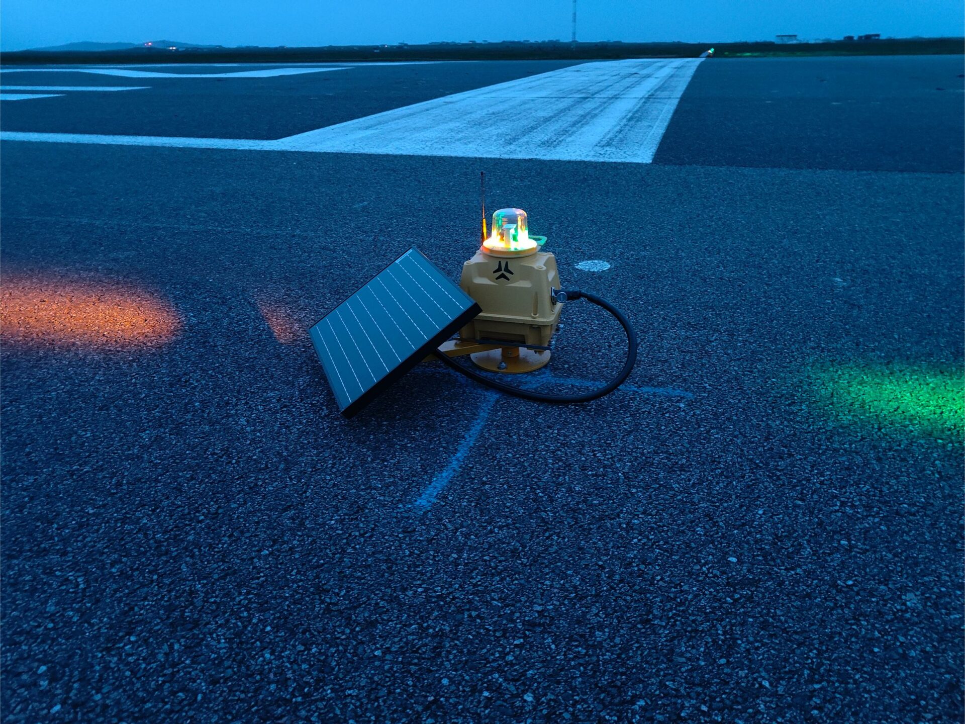Medium Intensity Solar Runway Edge Light at Displaced Threshold - Green ...